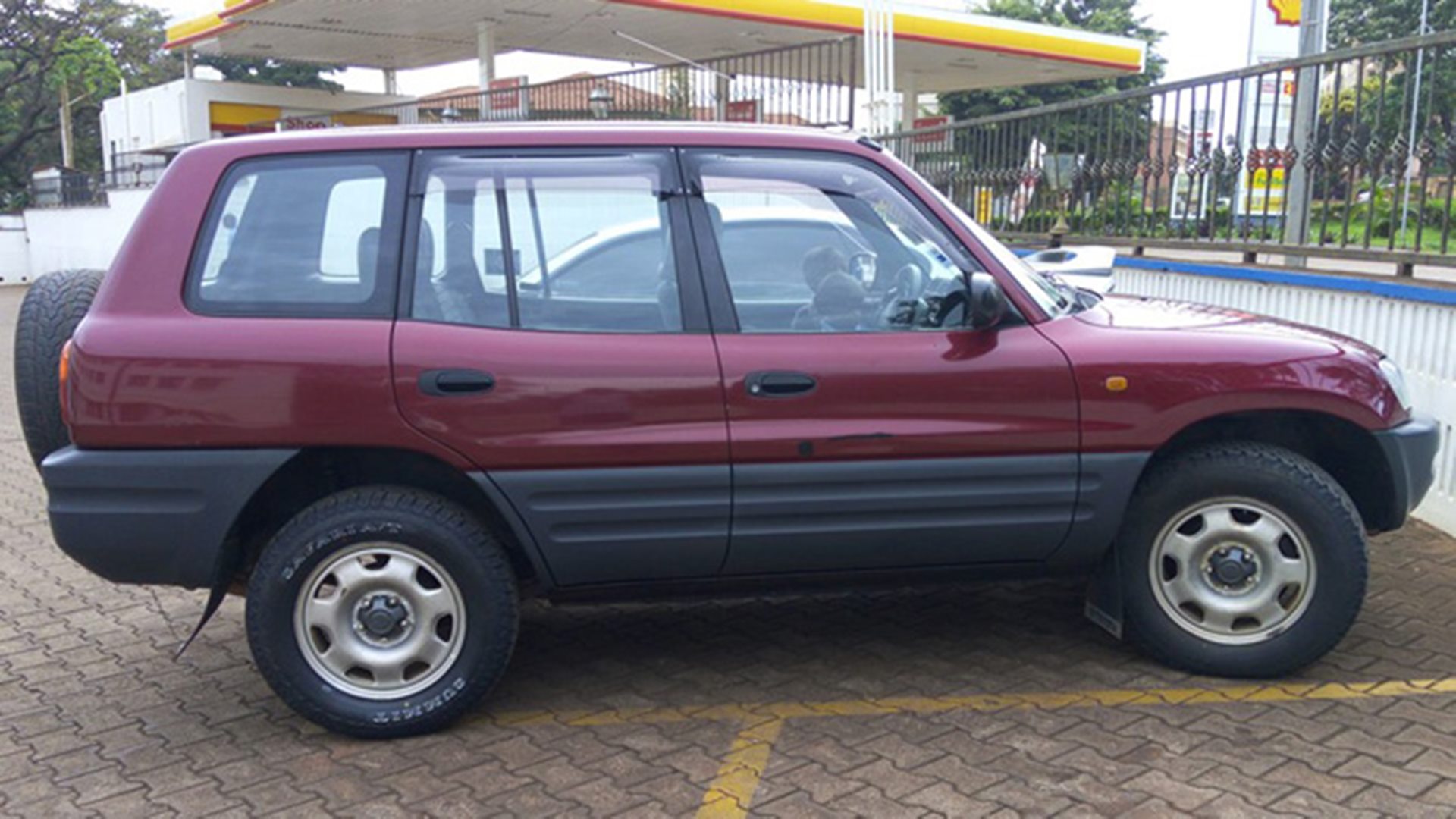 What Makes The Rav4 The Ideal Car To Hire For A Kampala Tour